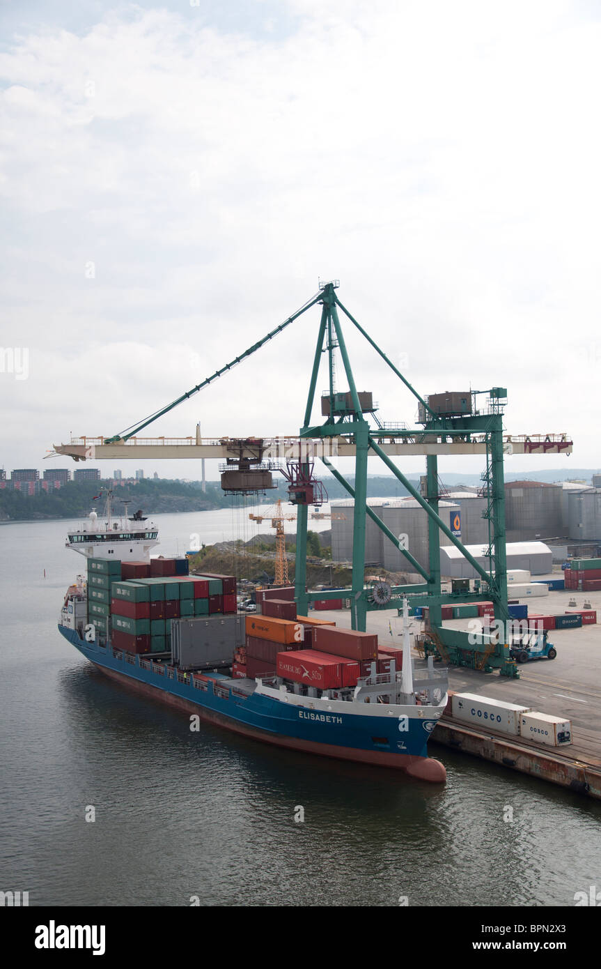 Shipping containers being loaded hi-res stock photography and images ...