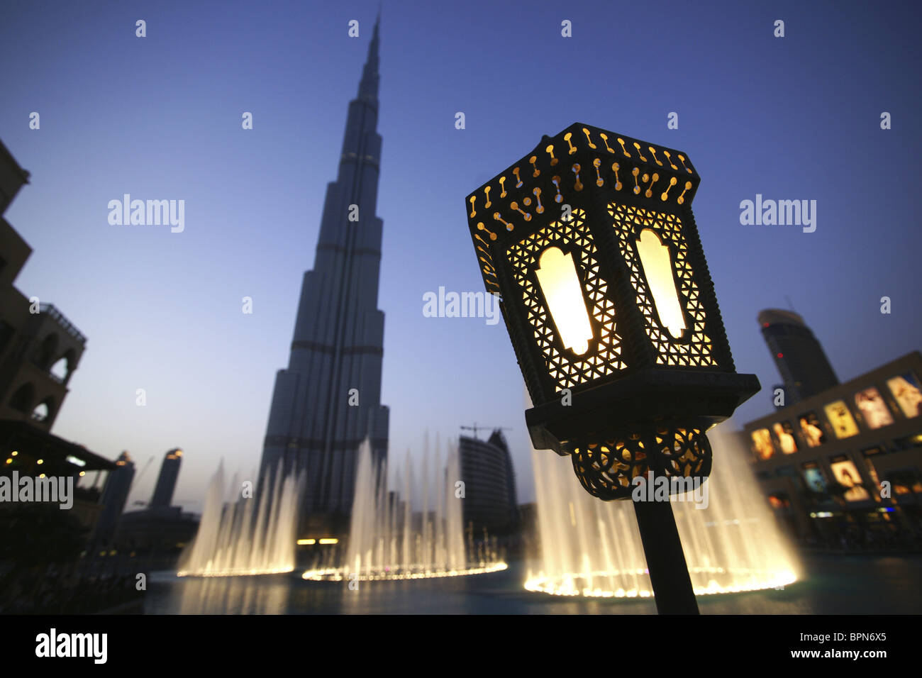 Dubai Fountain, fountains at Burj Khalifa in the evening, Burj Chalifa ...
