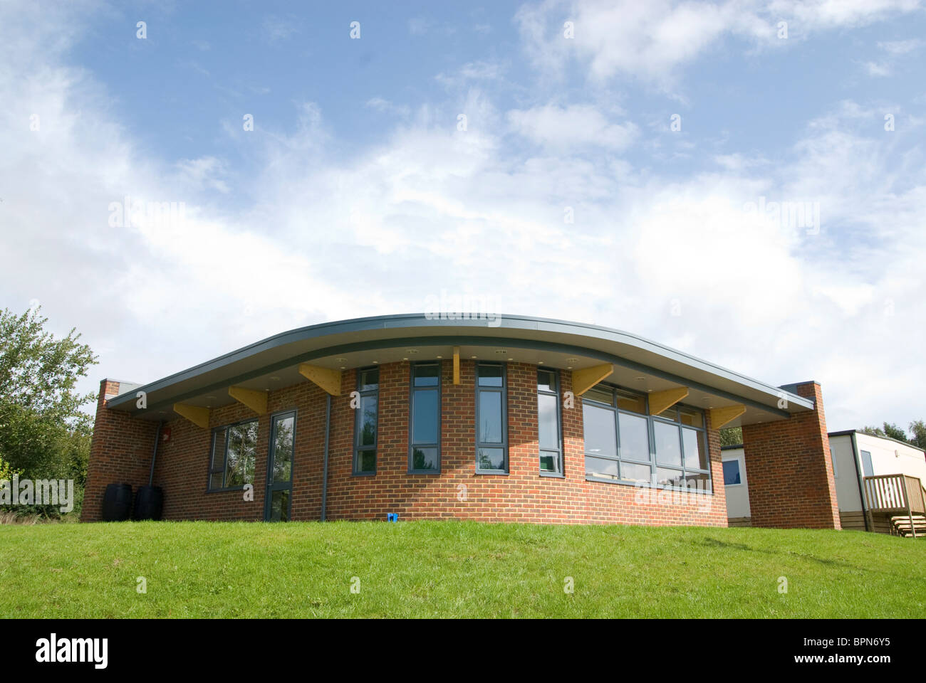 Primary school uk exterior hi-res stock photography and images - Alamy
