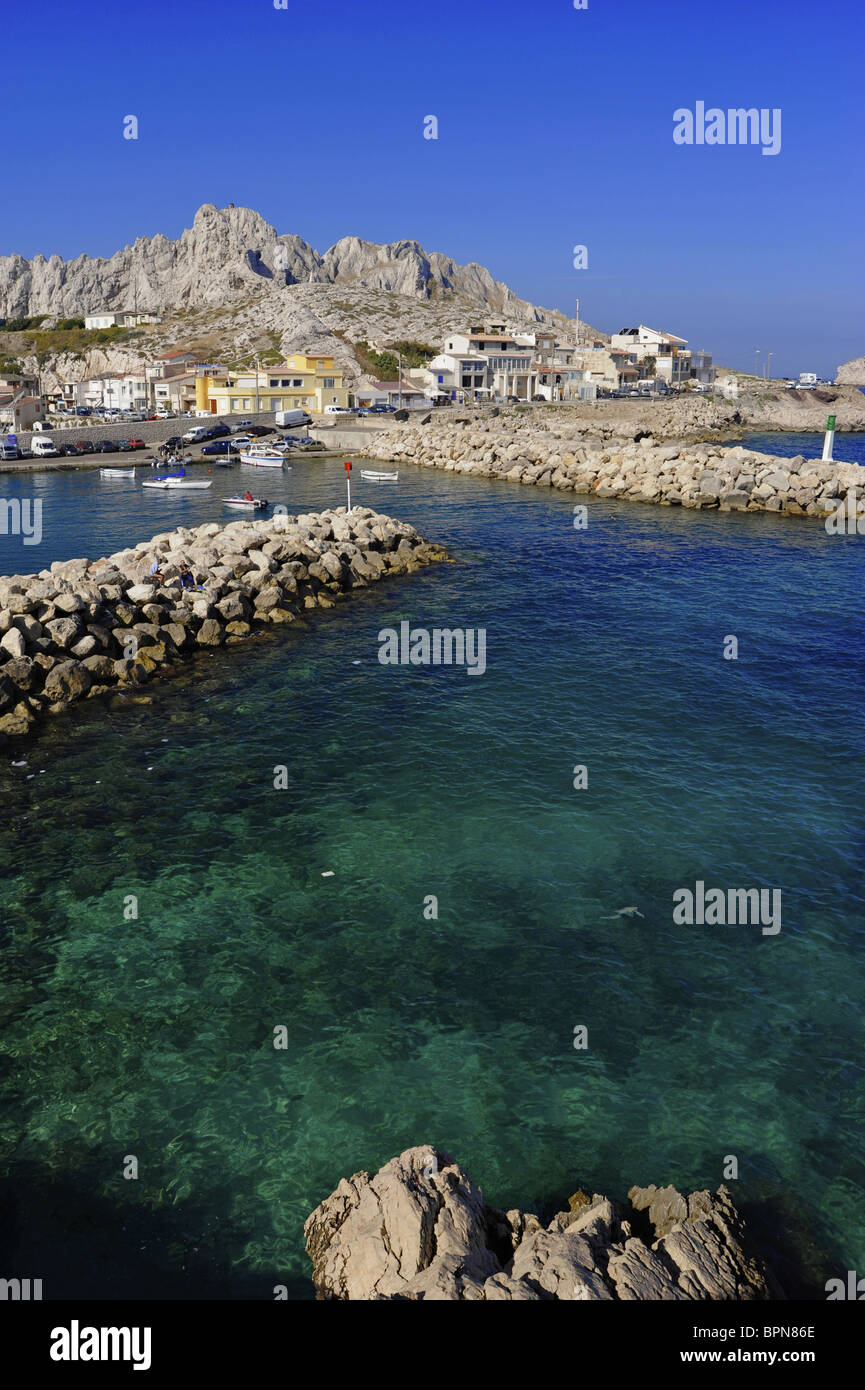 Turquiose water and boats at small harbour, Cap Croisette, Cote d´Azur ...