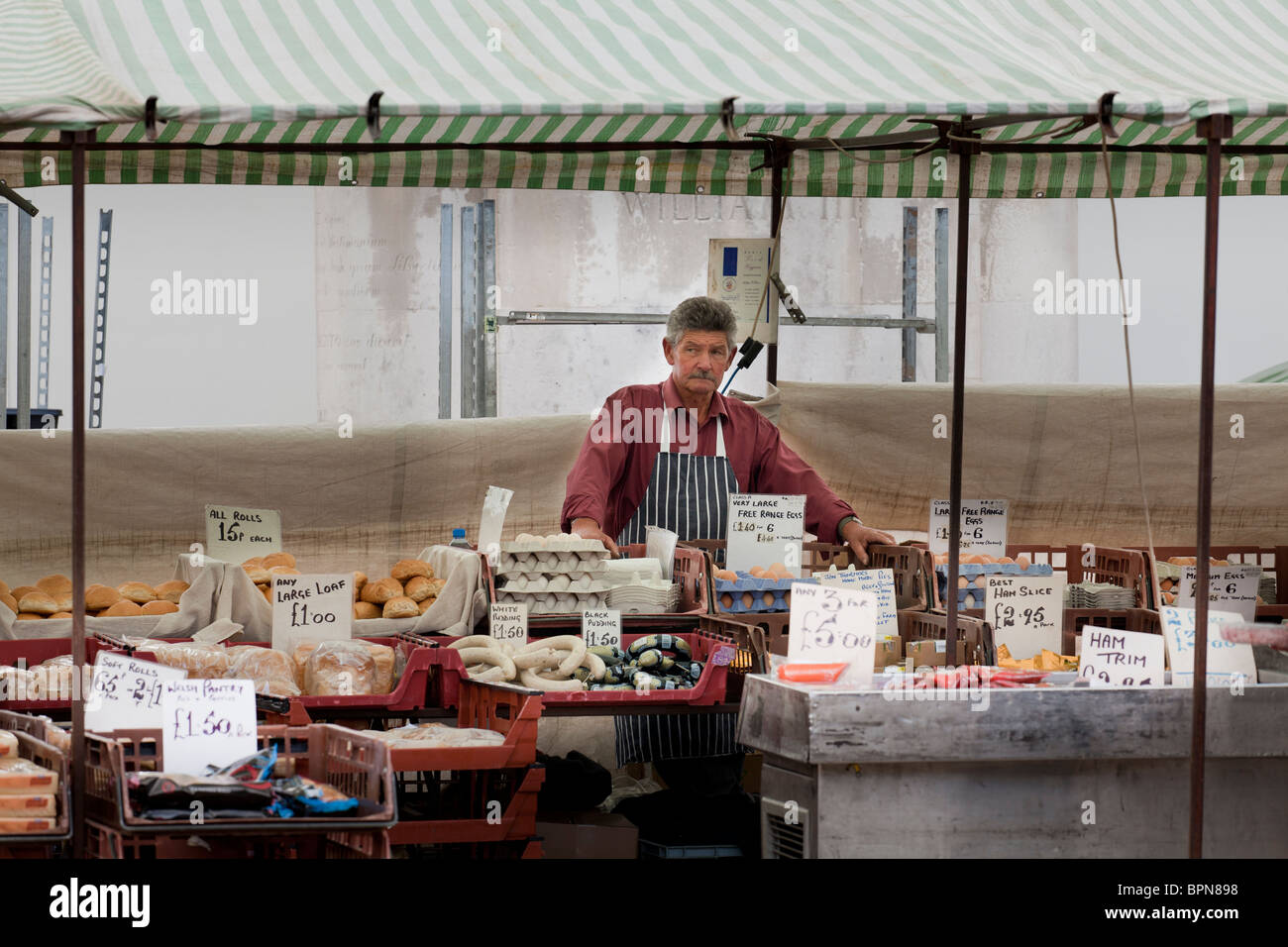 market stalls and traders in Petersfield town square Stock Photo - Alamy
