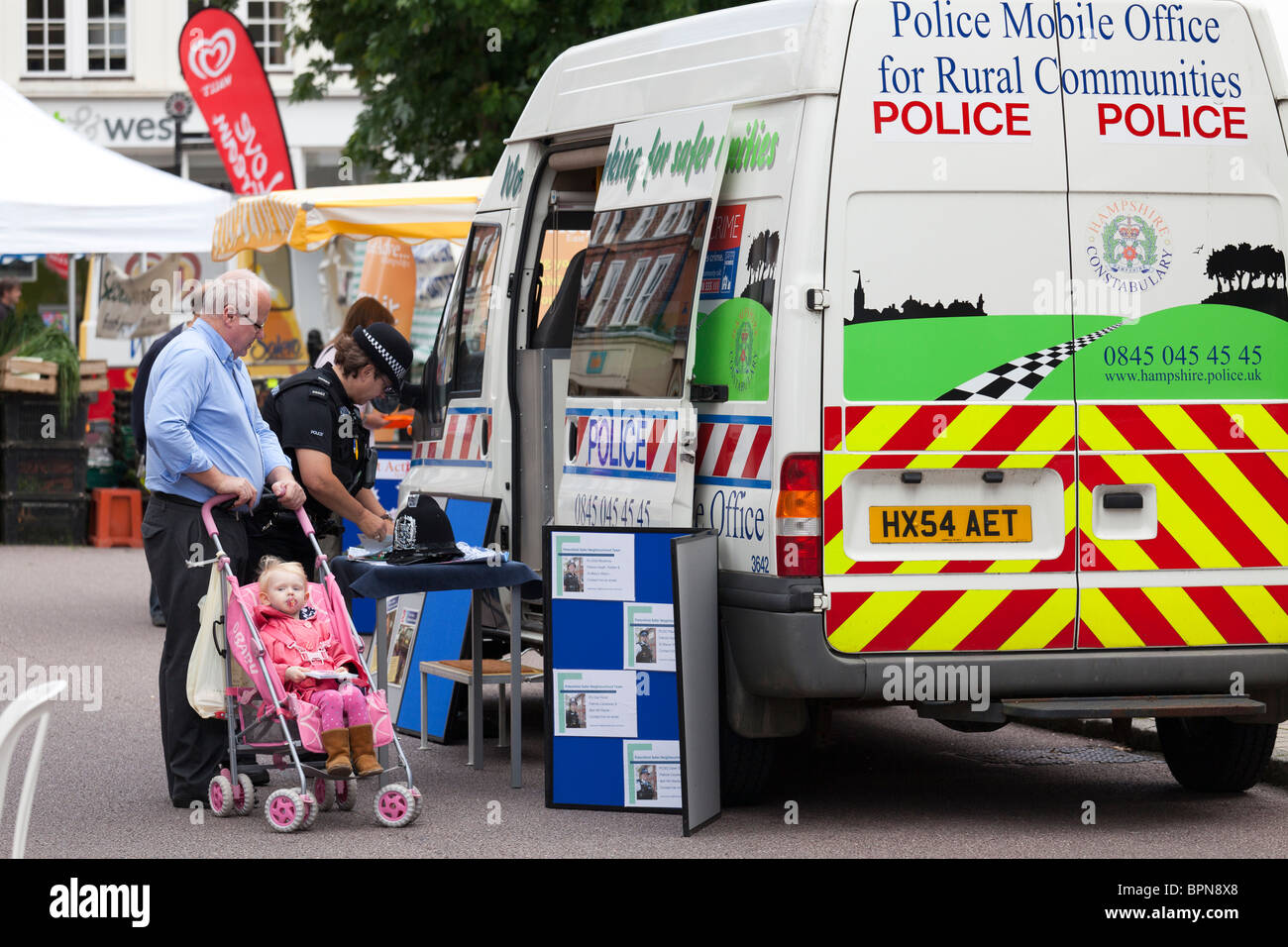 Police community interaction hi-res stock photography and images - Alamy