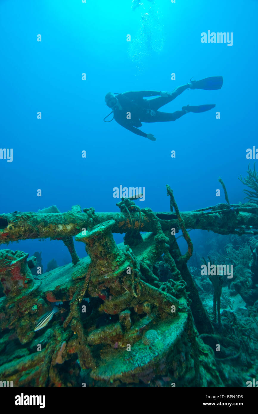 male scuba diver, shipwreck, Roatan marine park, Caribbean Scuba Diving ...