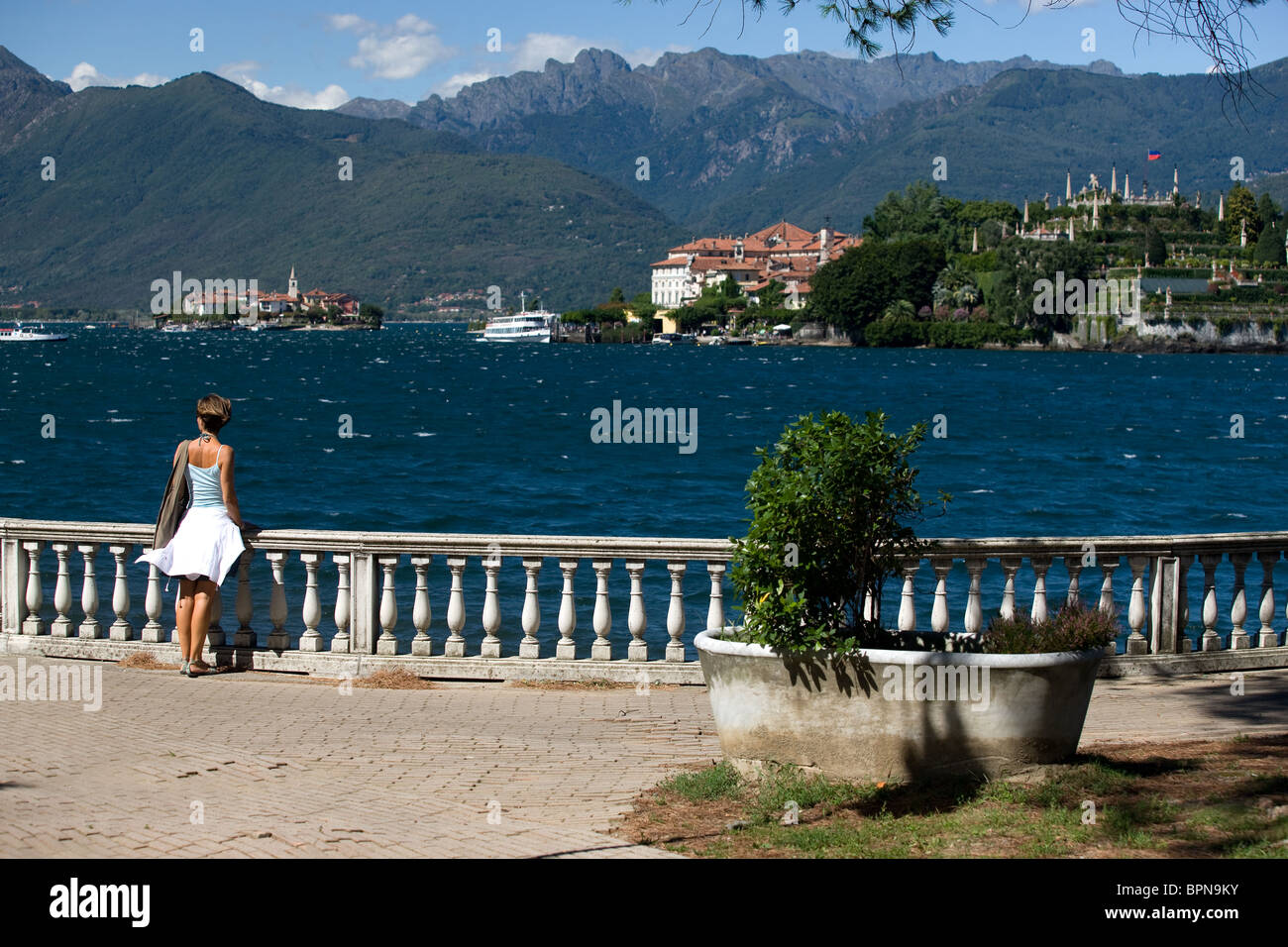 Lakeside view hi-res stock photography and images - Alamy