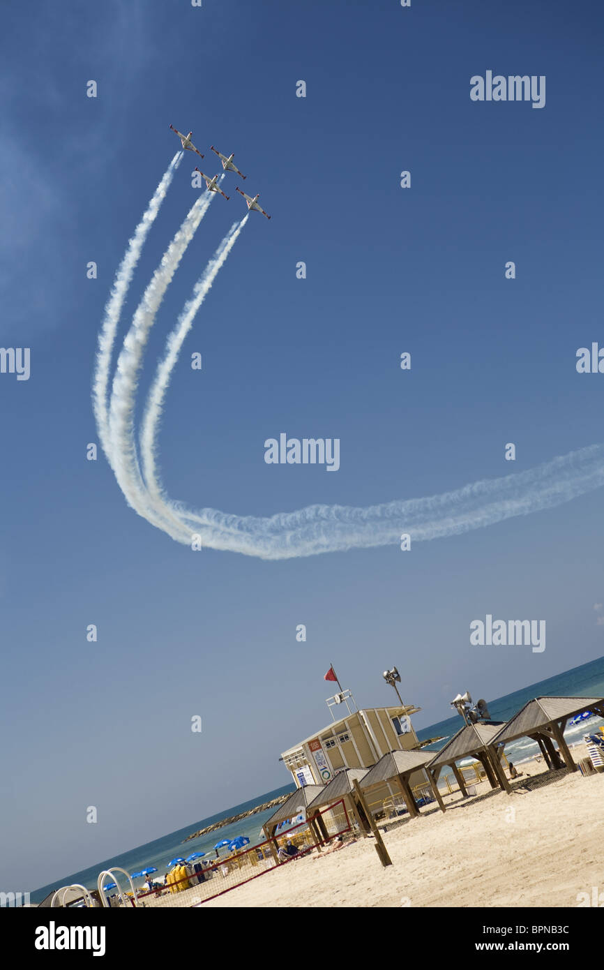 Fighter jet over water hi-res stock photography and images - Alamy