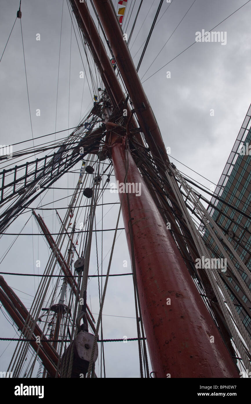 The red mast of a Tall ship Stock Photo - Alamy