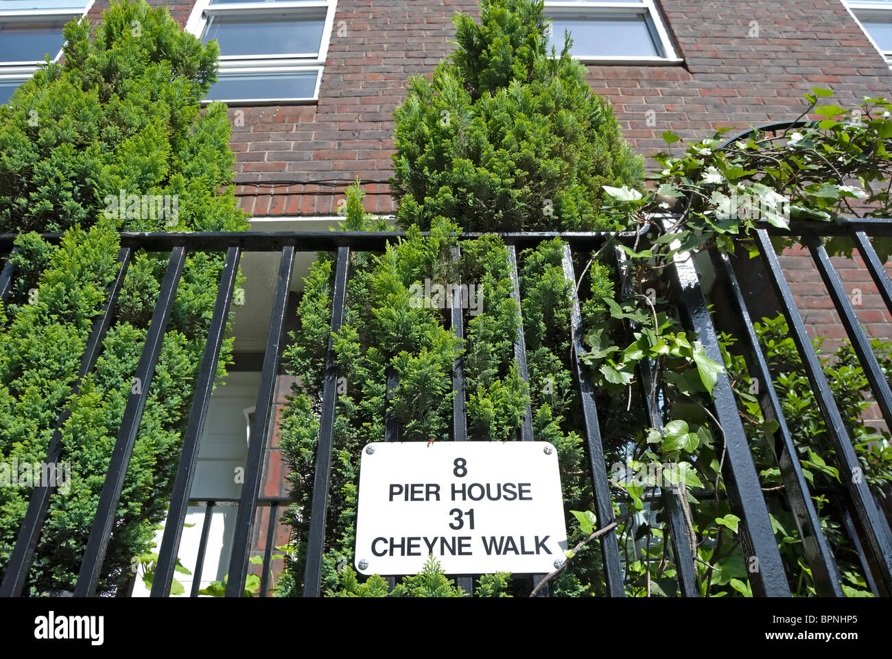 sign for number 8 pier house, an apartment in a block at 31 cheyne walk ...