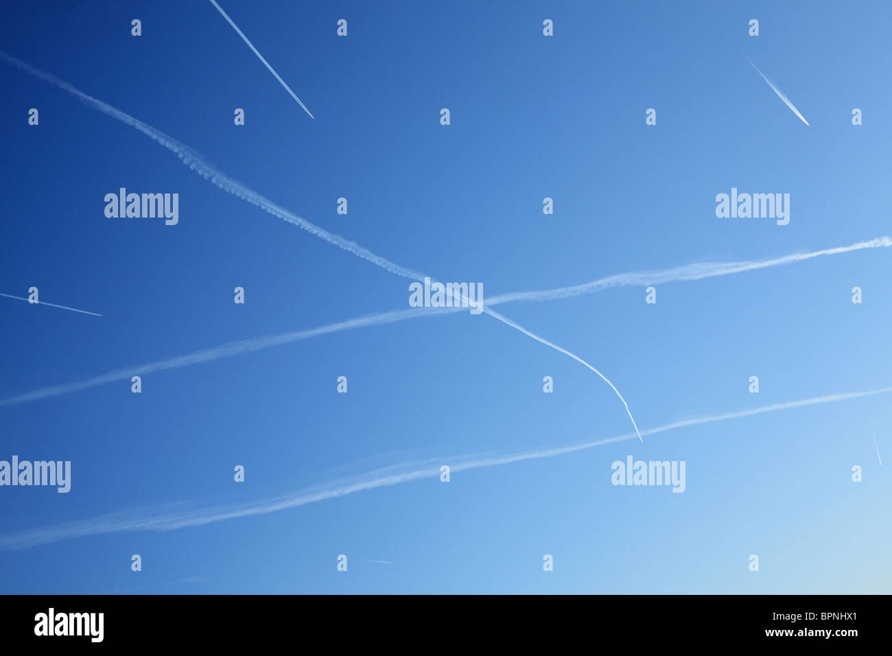 Airplane leaving trails hi-res stock photography and images - Alamy