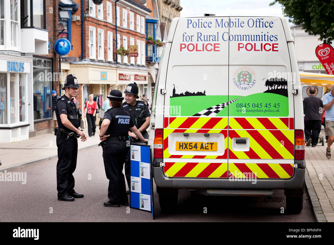 Hampshire constabulary police officers hi-res stock photography and ...