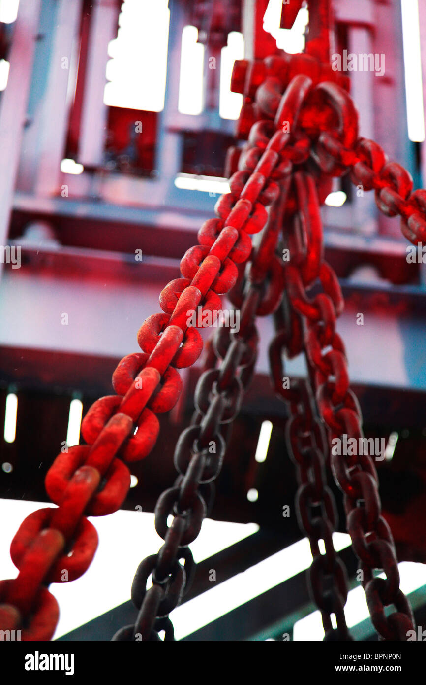 Lifting chains hi-res stock photography and images - Alamy