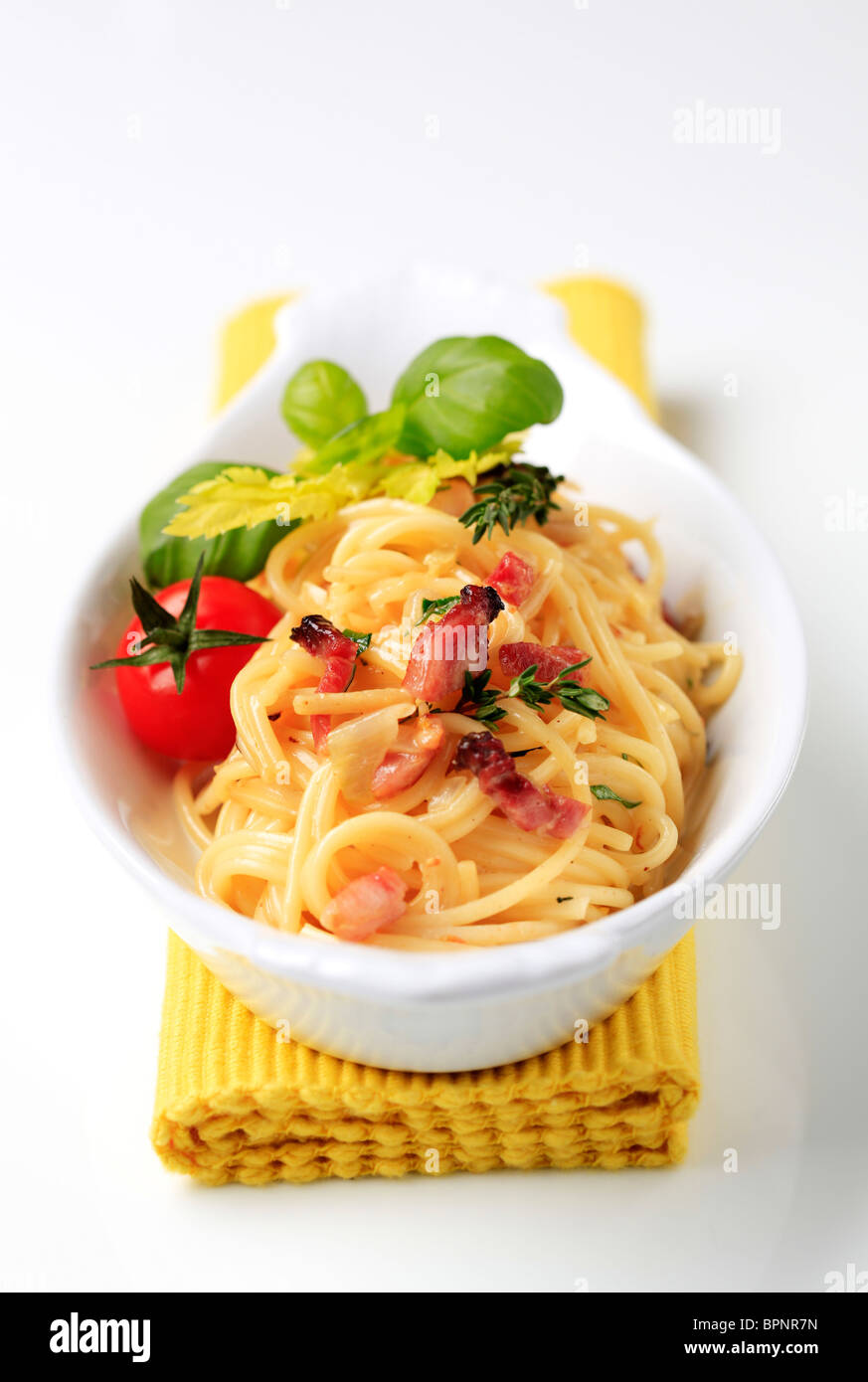 Spaghetti with bacon and onion Stock Photo - Alamy