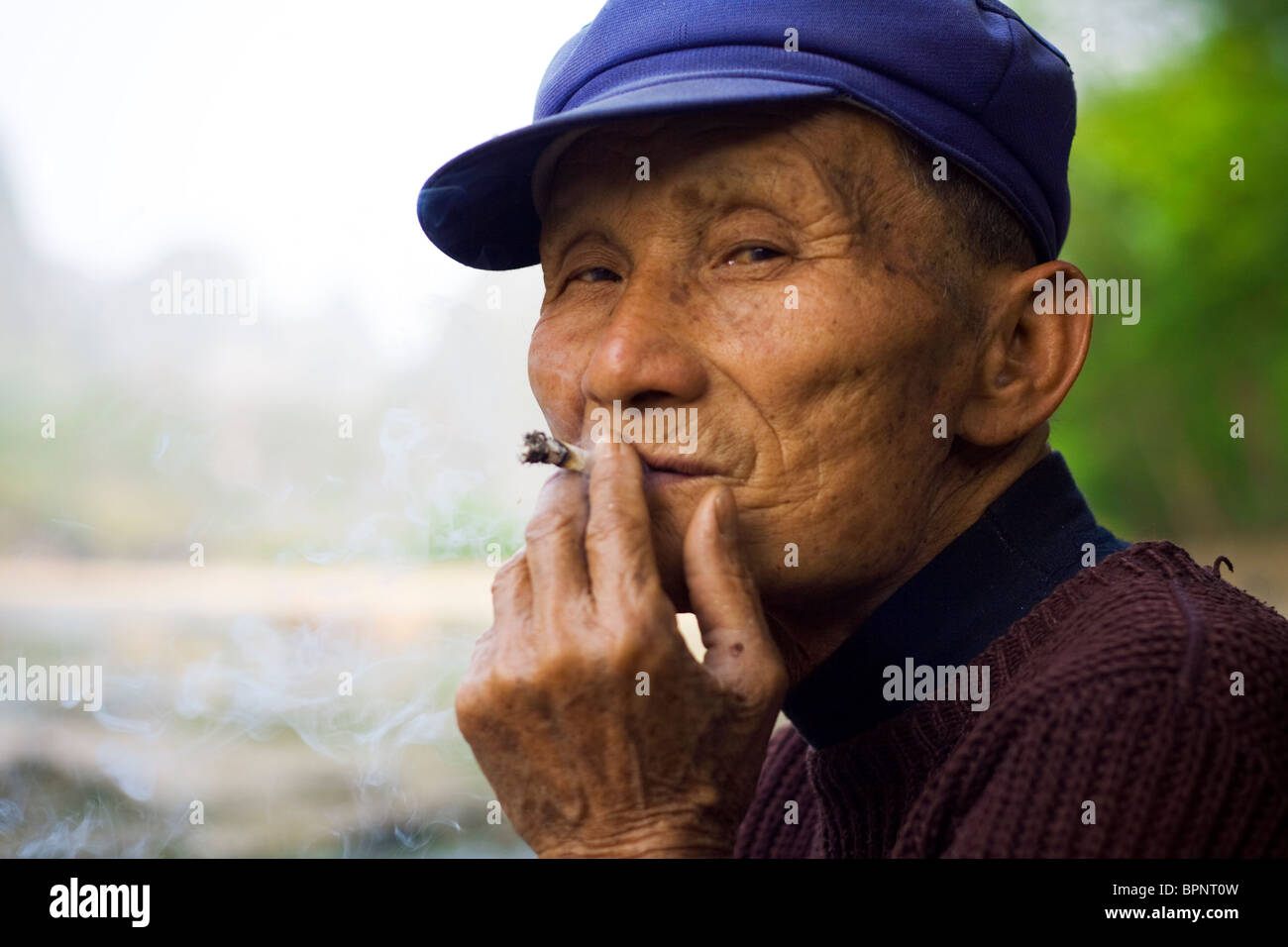 Old chinese man smoking cigarette hi-res stock photography and images ...
