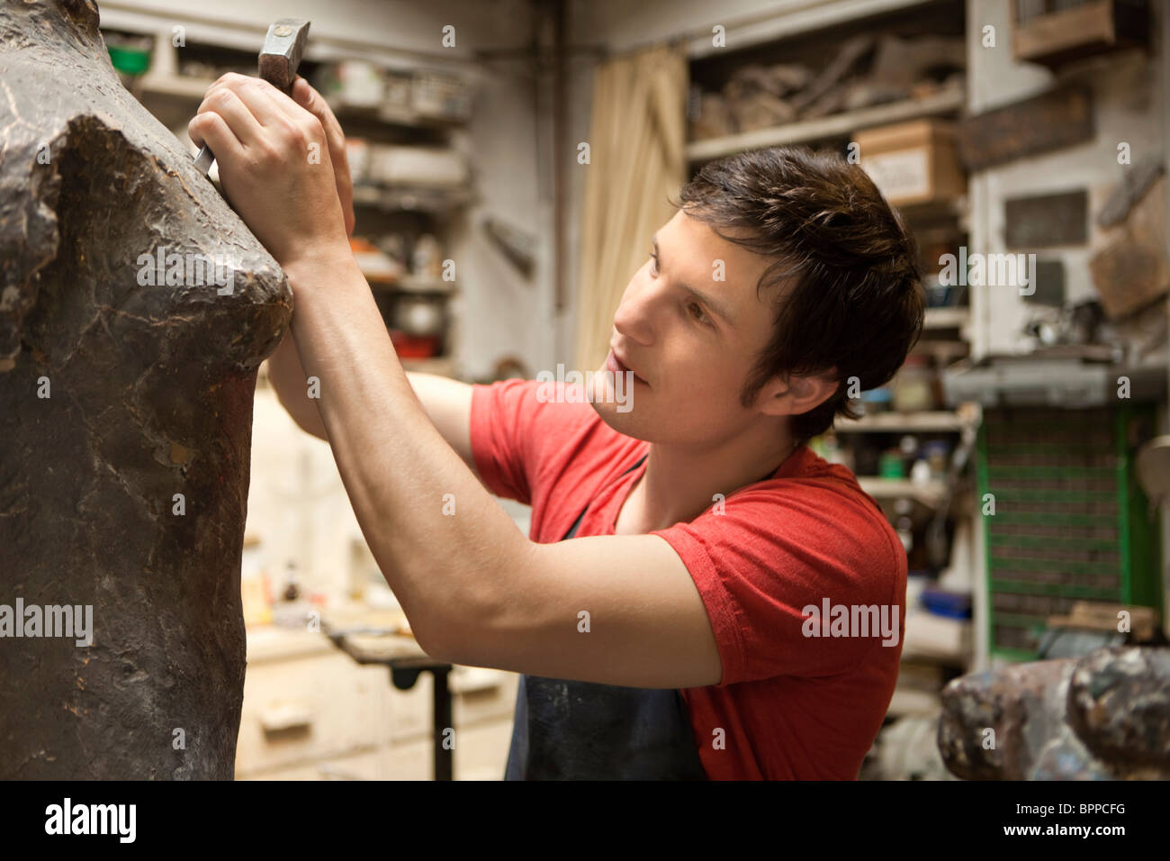 Artist sculpting statue hi-res stock photography and images - Alamy