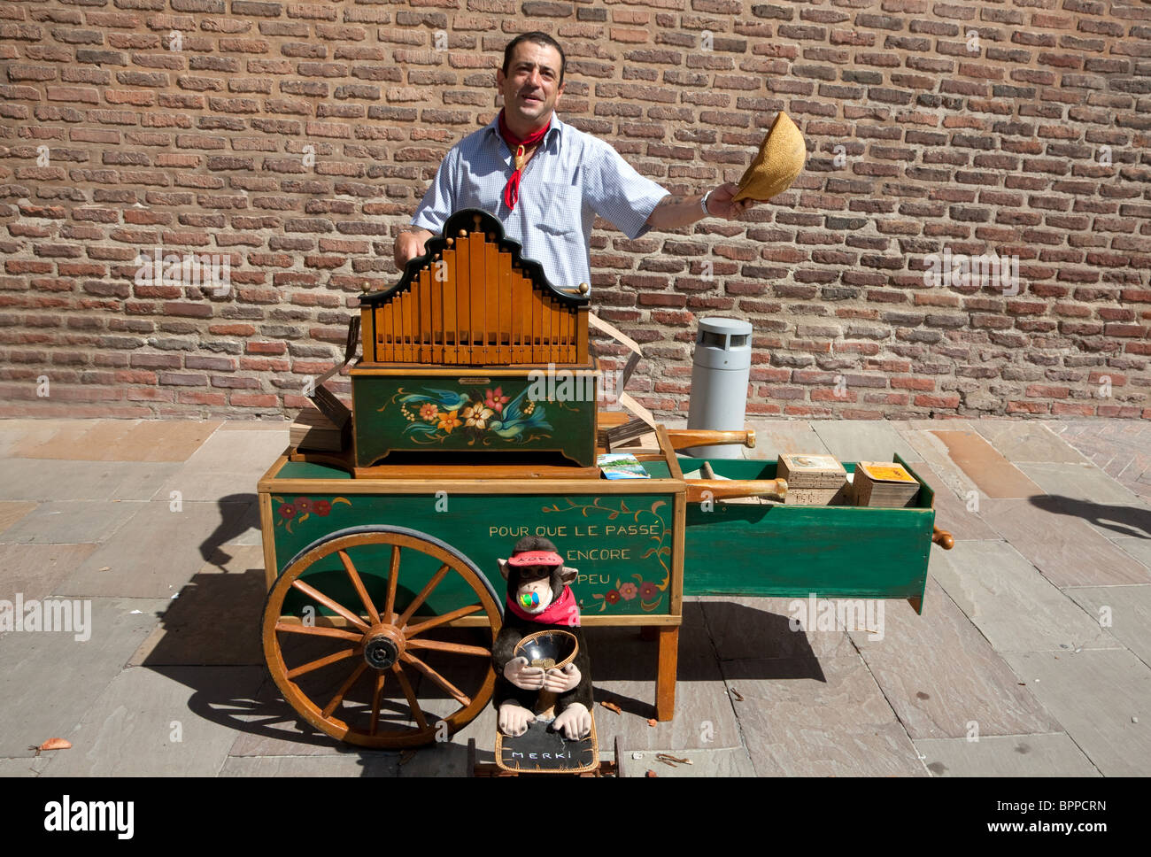 Organ grinder monkey hi-res stock photography and images - Alamy