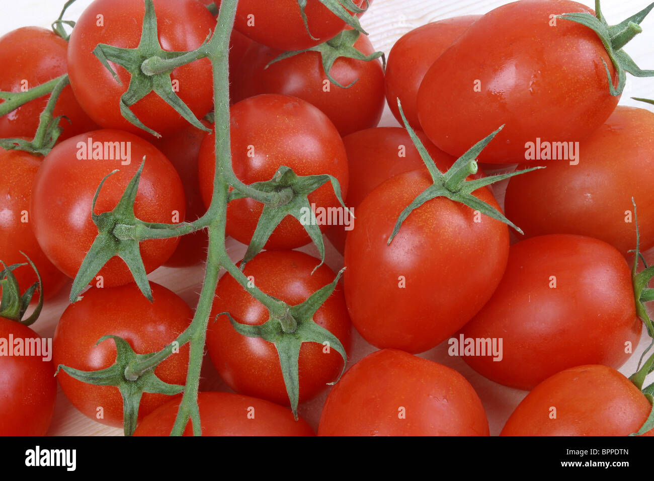 Cluster of tomato hi-res stock photography and images - Alamy
