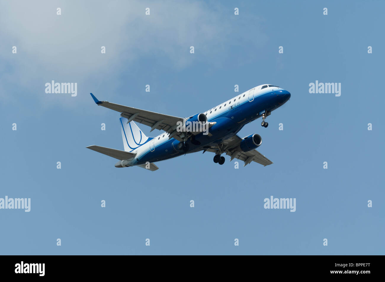 United Express Embraer EJR-170 aircraft on approach to landing Stock ...