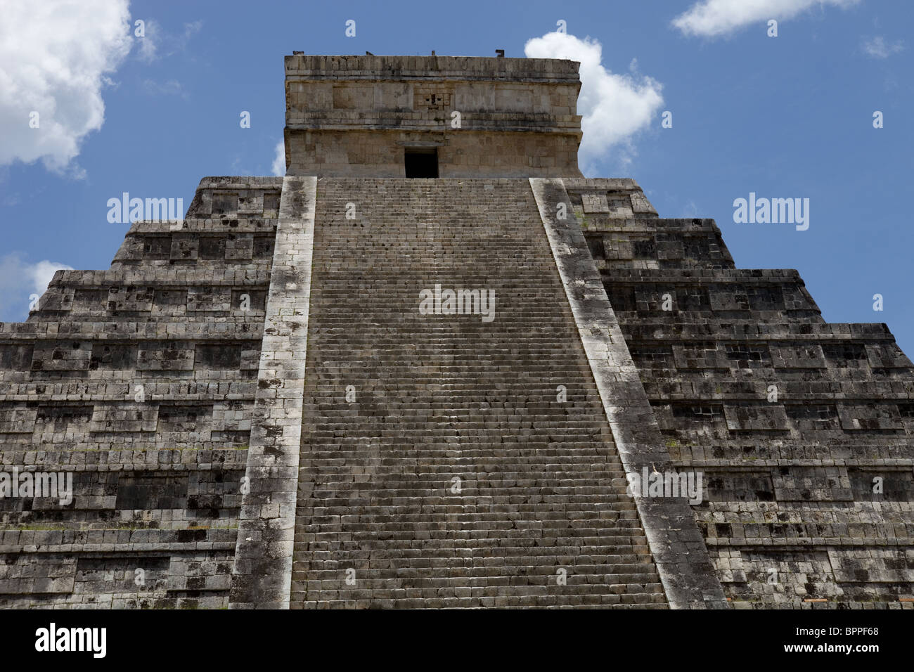Ancient Mayan pyramid, Kukulcan Temple at Chichen Itza, Yucatan, Mexico ...