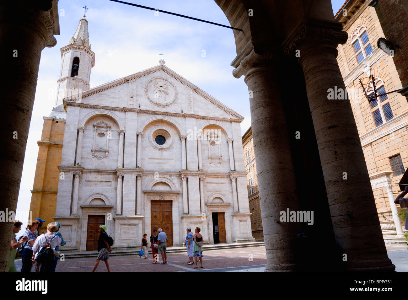 ITALY, Tuscany, Pienza, Val D'Orcia The Duomo in Piazza Pio II seen ...