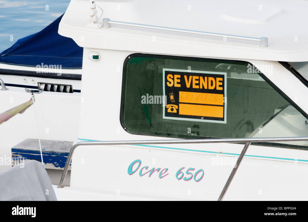 Se Vende (for sale) sale sign in Spanish on boat in marina in Spain ...
