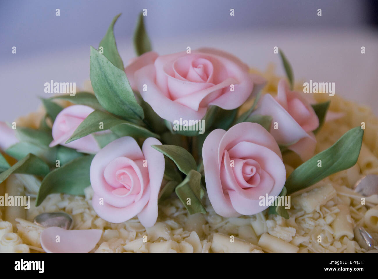 icing flowers on wedding cake Stock Photo - Alamy