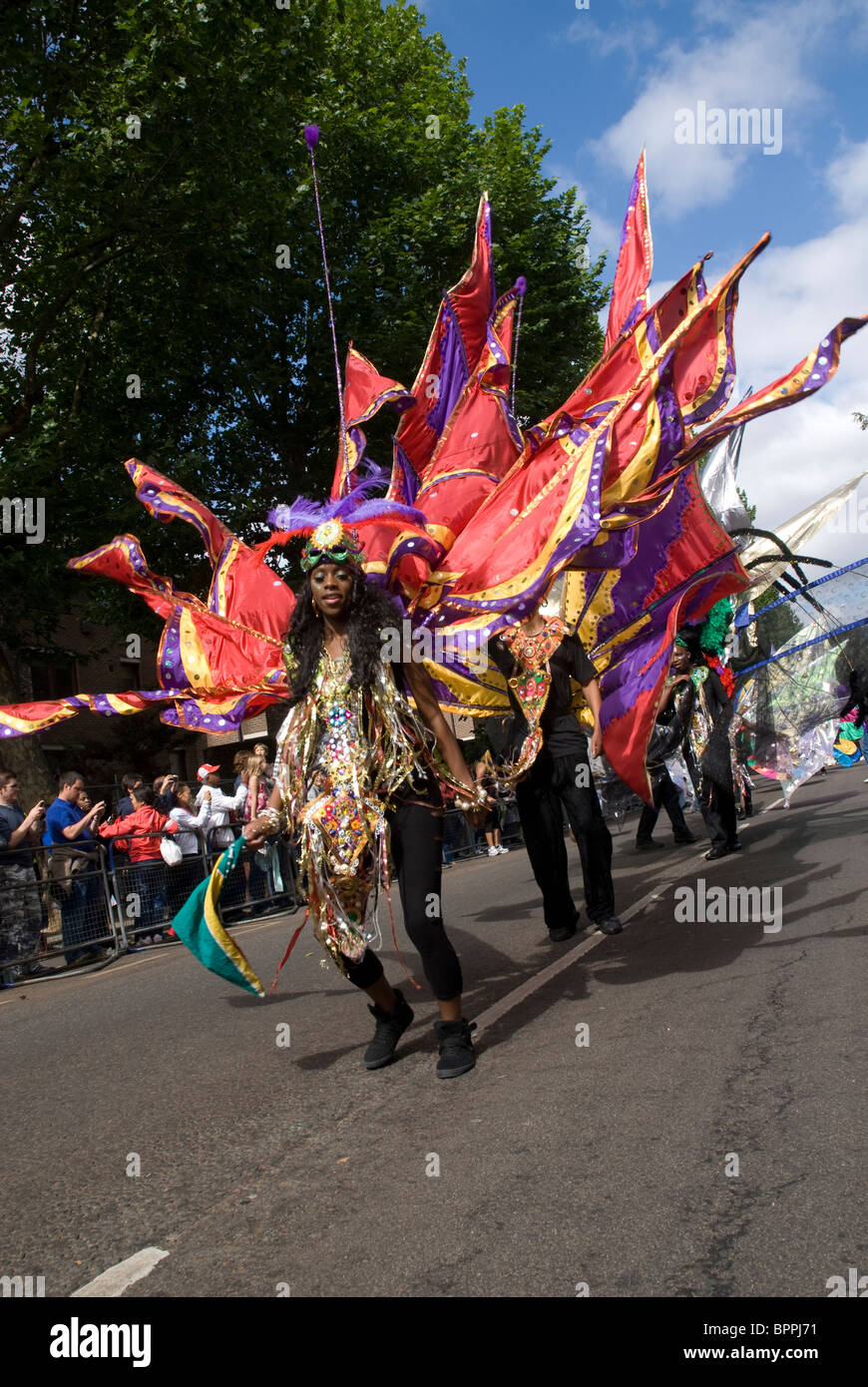 Performer from the Sunshine International float at the Notting Hill ...
