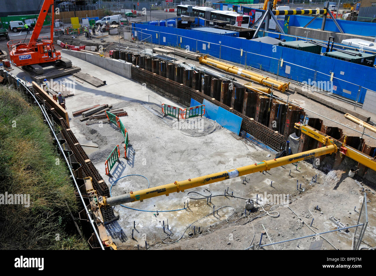 Groundforce hydraulic strut in position for foundation construction ...