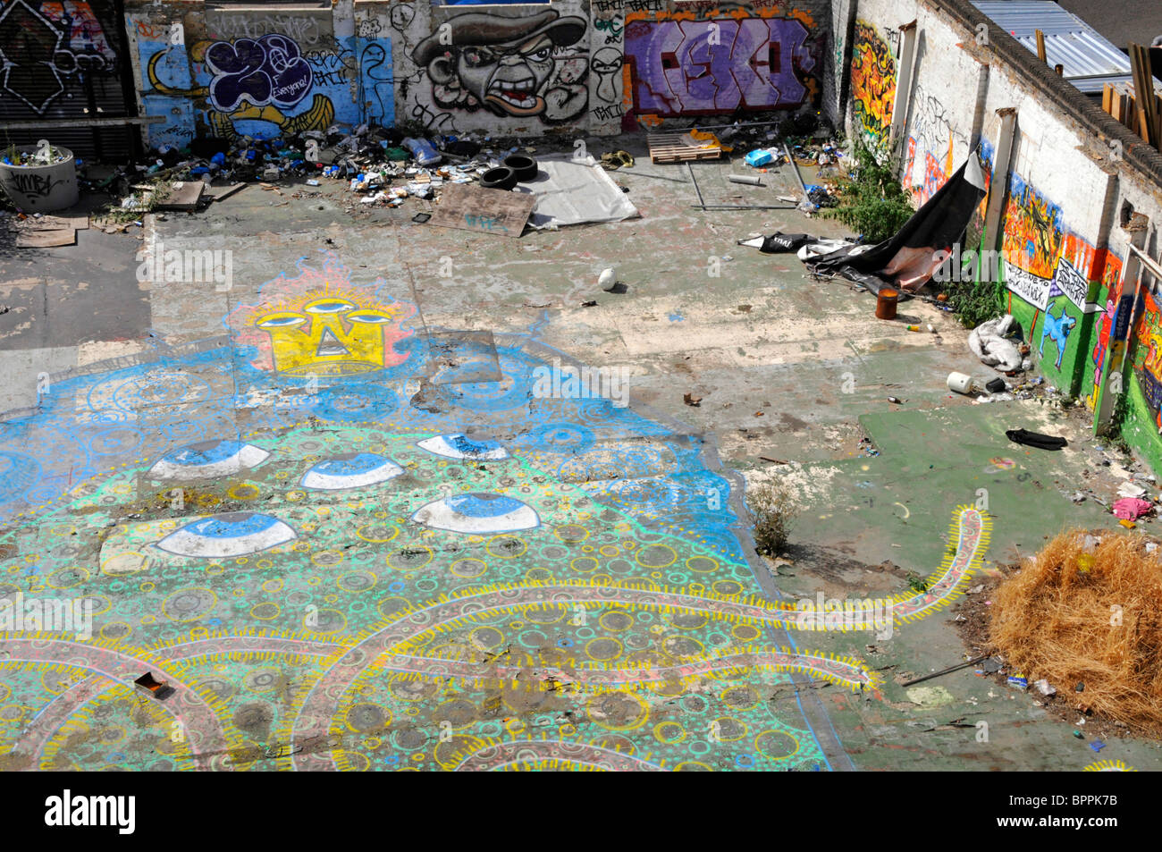 Graffiti on walls floor derelict hi-res stock photography and images ...
