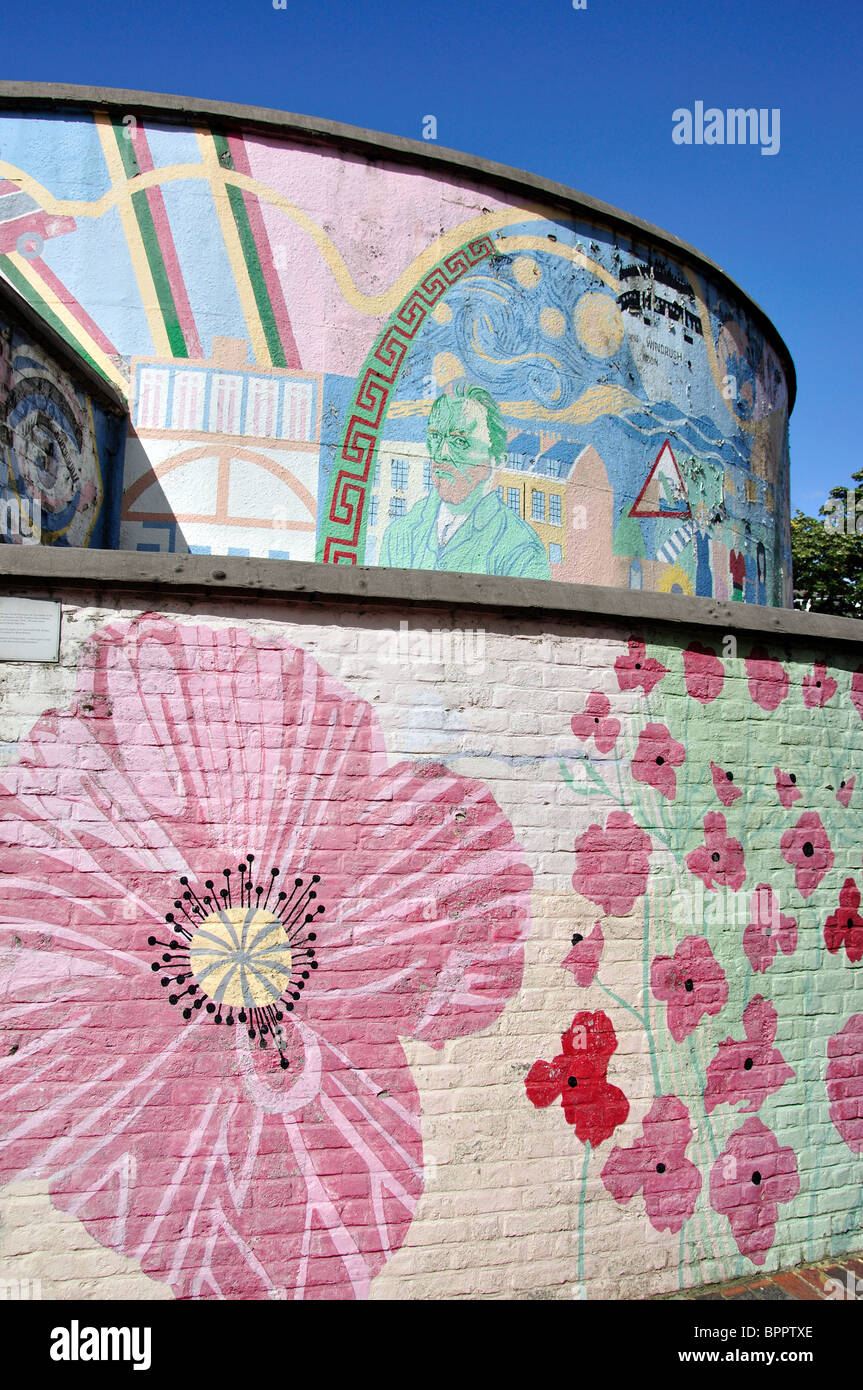 Wall mural on shelter, Stockwell Memorial Gardens, Stockwell, London ...