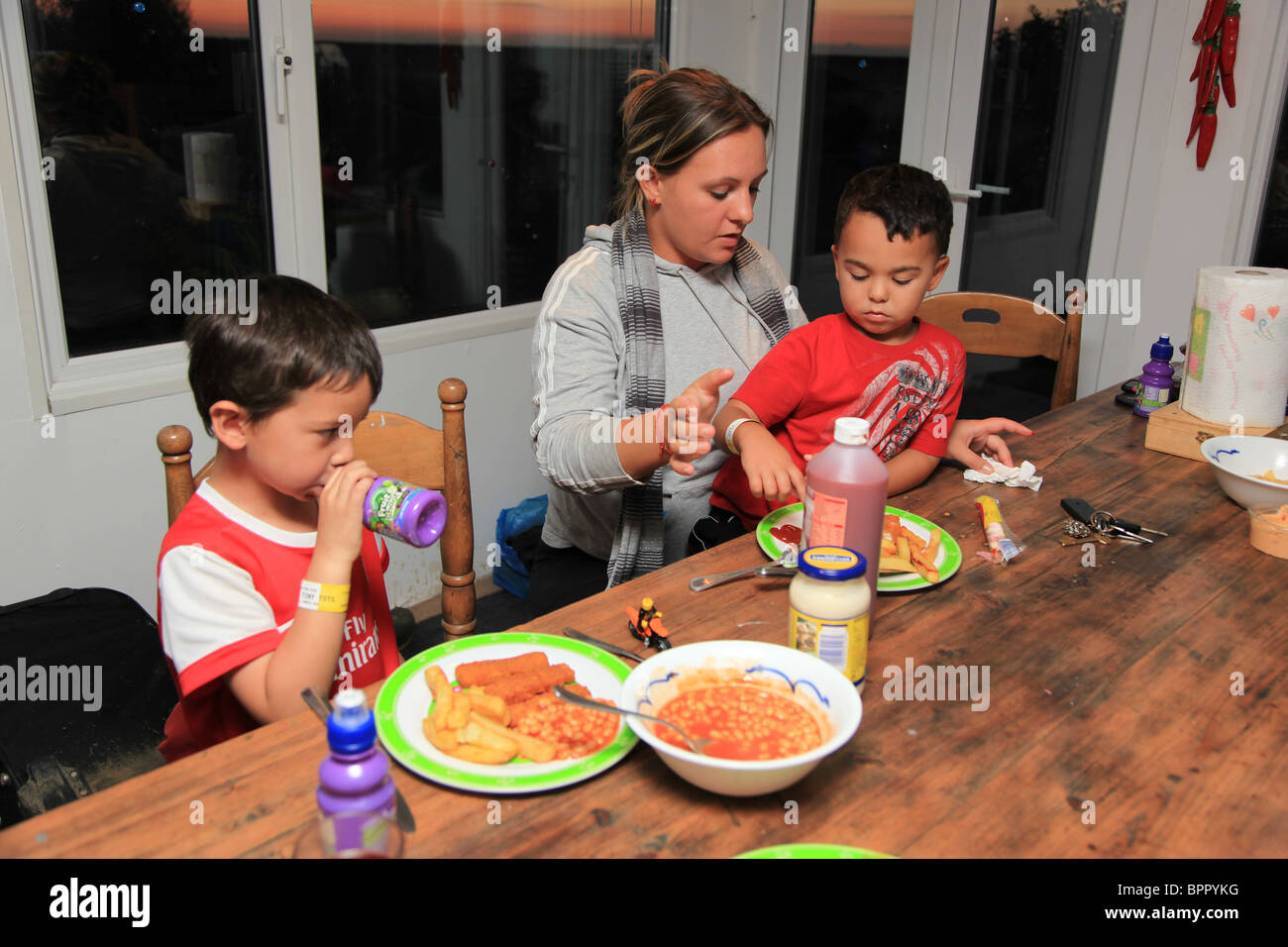 Poor children eating uk hi-res stock photography and images - Alamy