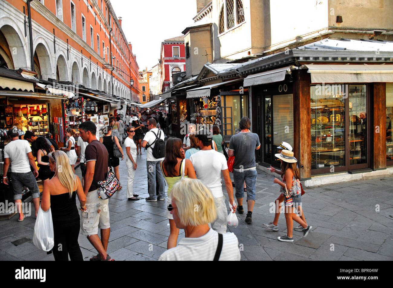 People shopping in Venice Italy Stock Photo - Alamy
