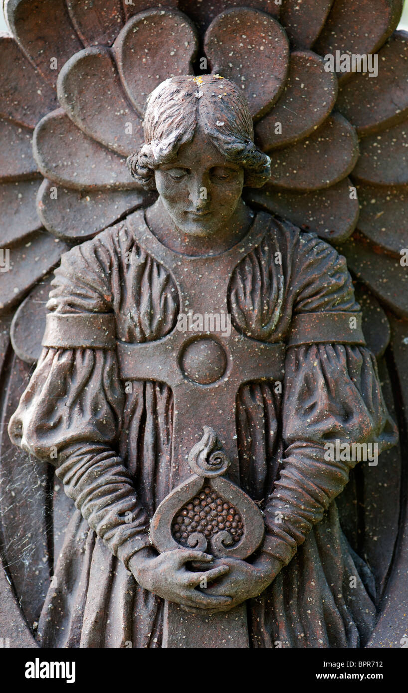Angel statues / carvings on a grave stone Stock Photo - Alamy