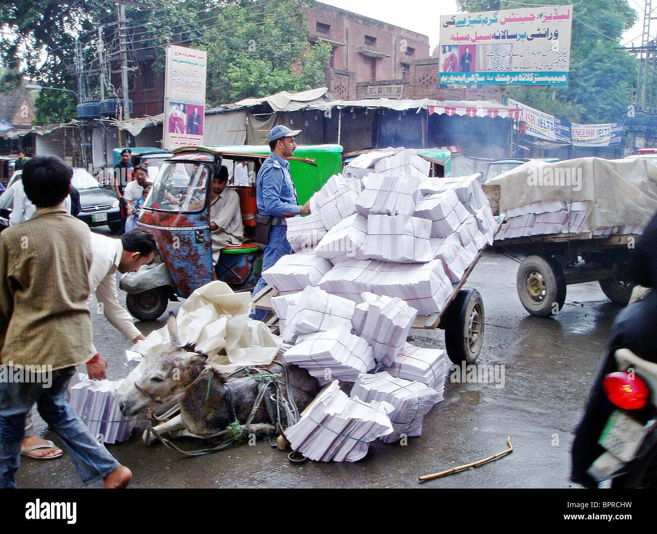 Overloaded cart hi-res stock photography and images - Alamy