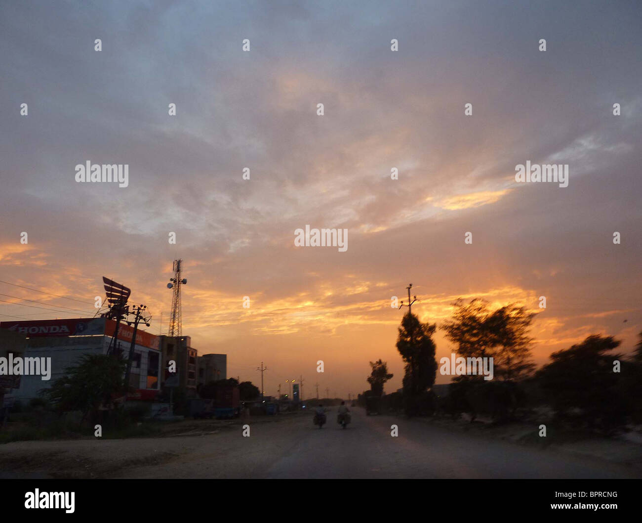 Eye-catching view of Karachi’s sky while Sun is covered with dark ...
