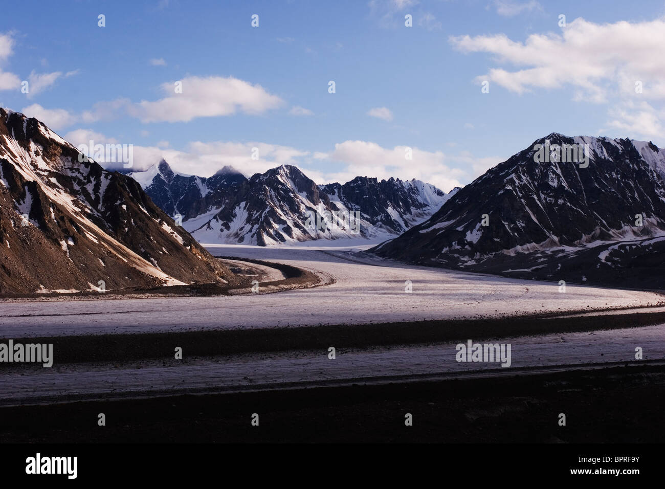 The 40 kilometer long Black Rapids Glacier snakes through the Alaska ...