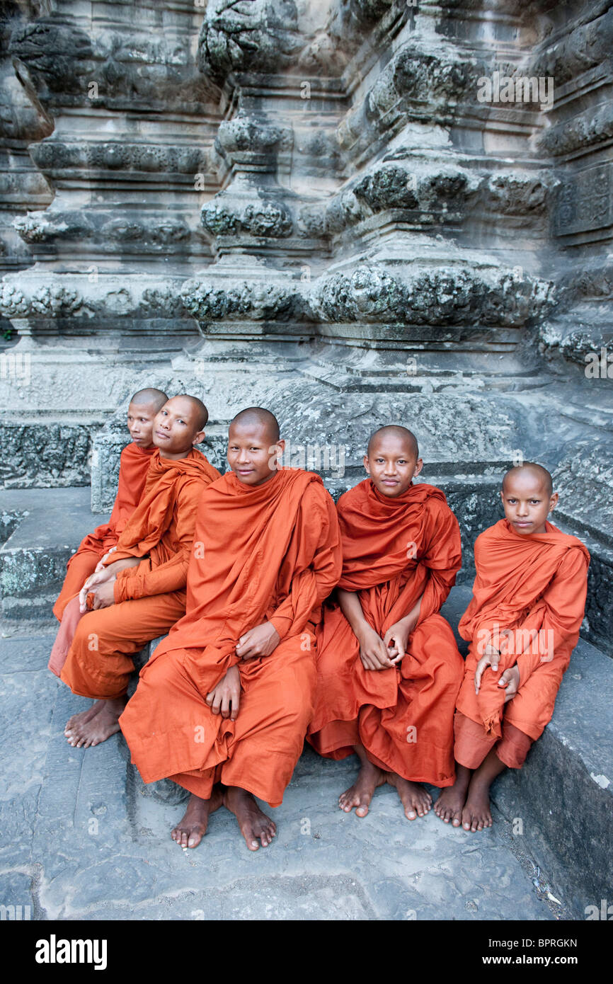 Angkor wat monks hi-res stock photography and images - Alamy