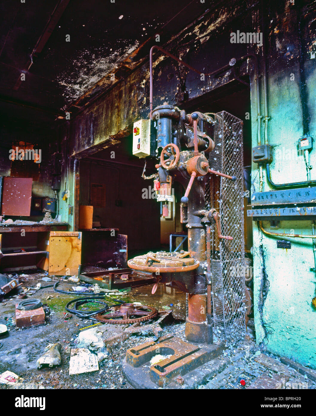 an old pillar drill in messy dirty surroundings Stock Photo - Alamy