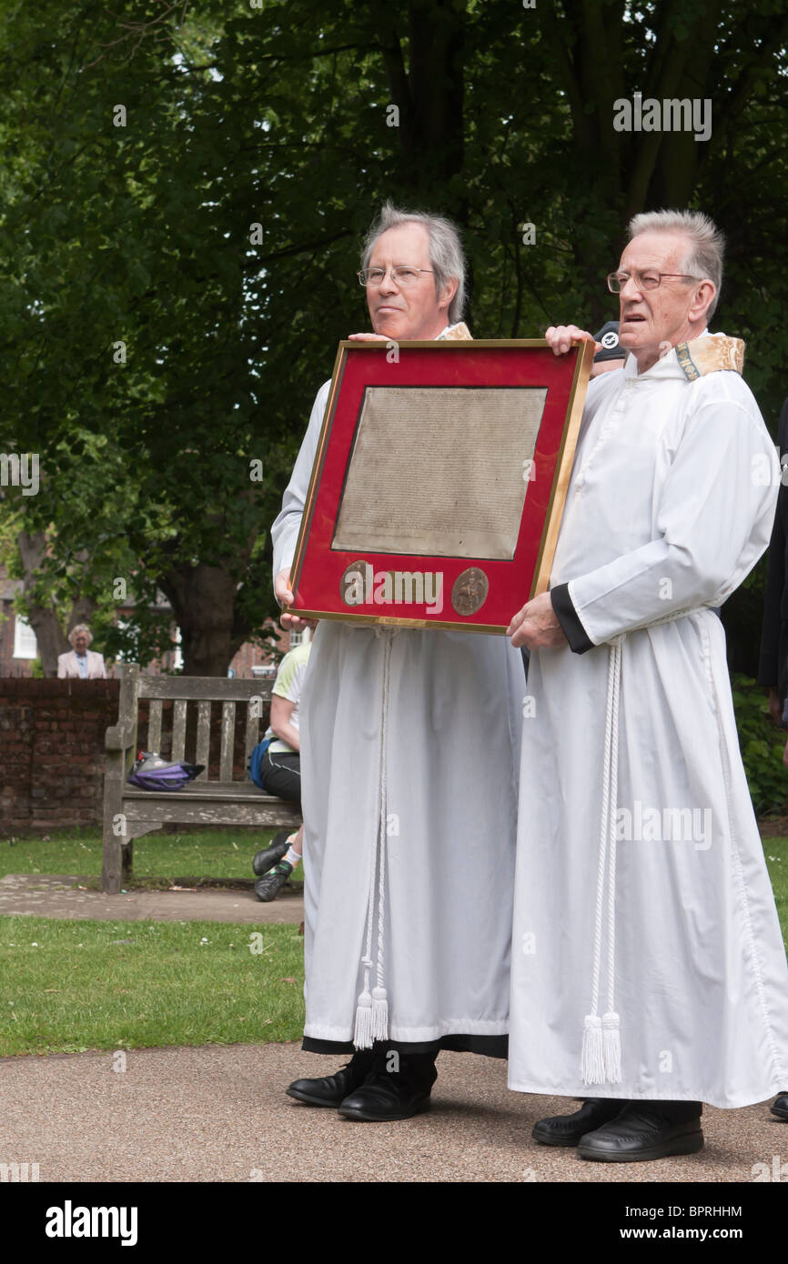 Men in cassocks hi-res stock photography and images - Alamy