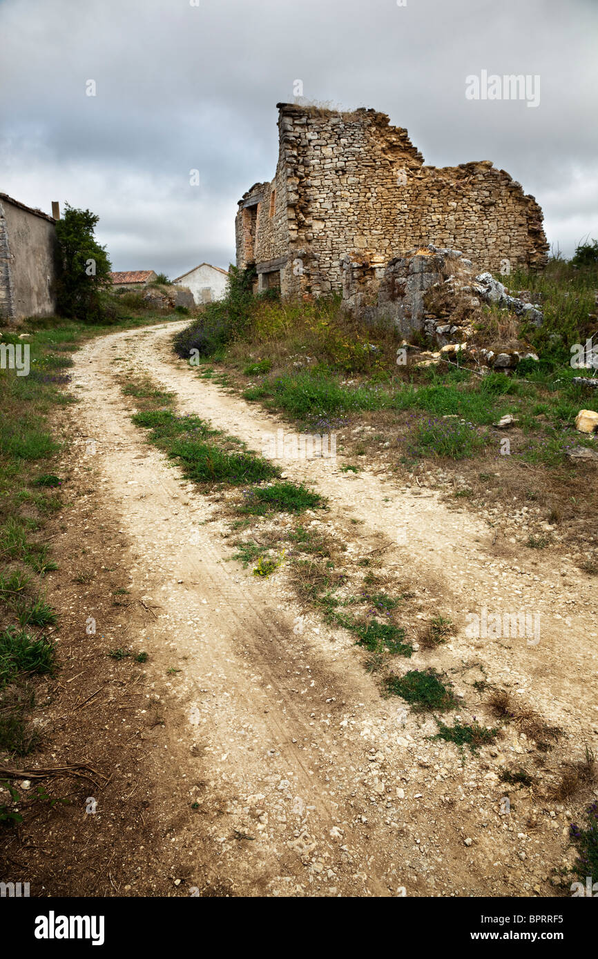 Housing in ruins hi-res stock photography and images - Alamy