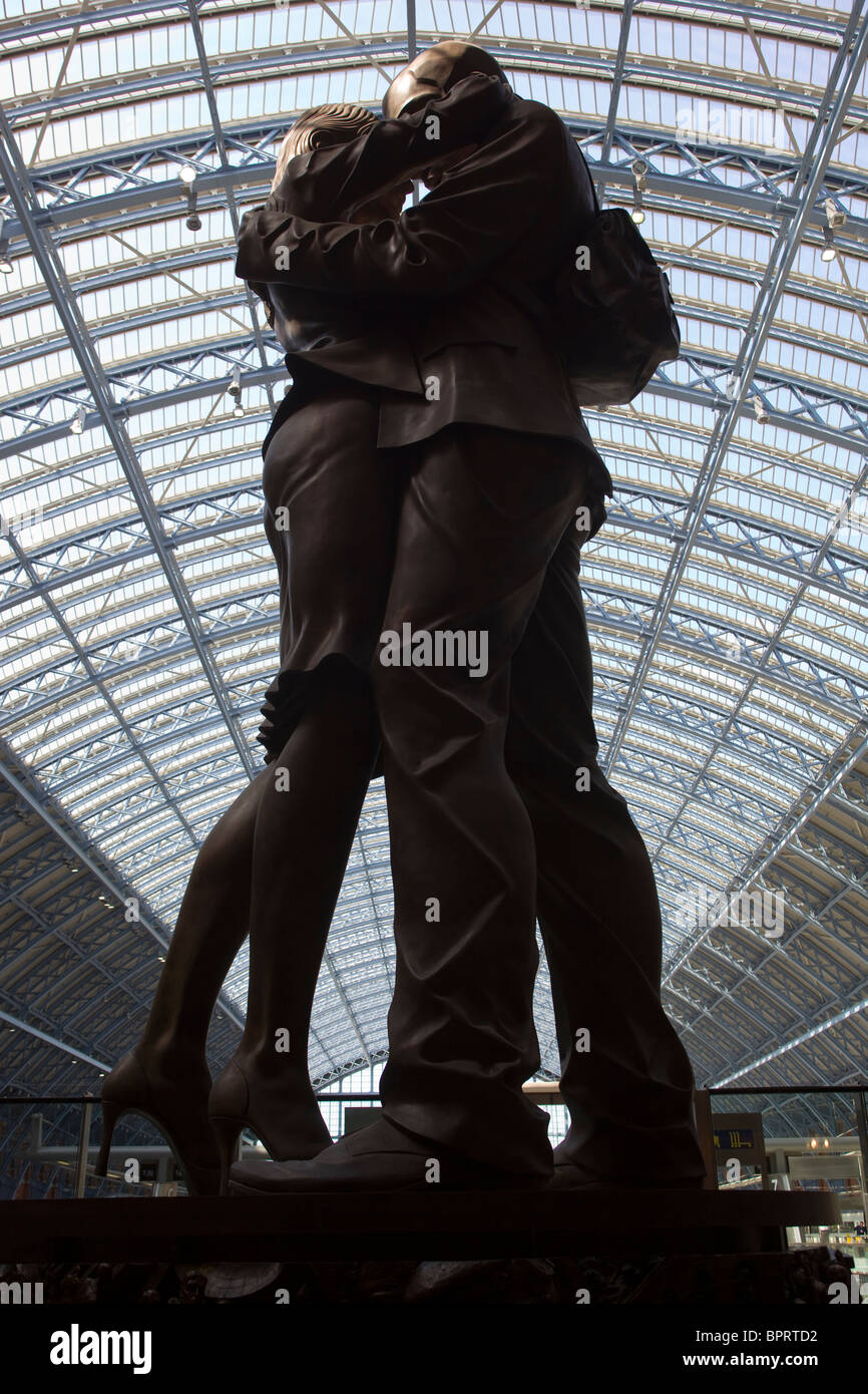 Paul Days' 'The Meeting Place' Lovers Statue at St Pancras ...