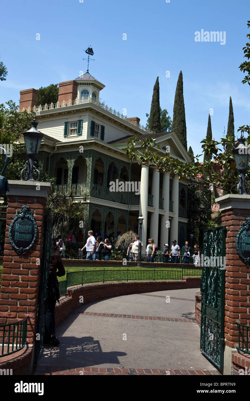 Mansion gates america hi-res stock photography and images - Alamy