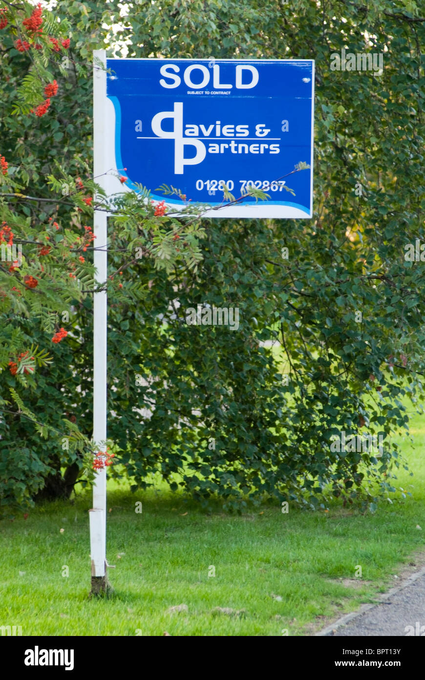 Estate Agent Sold Sign Stock Photo - Alamy