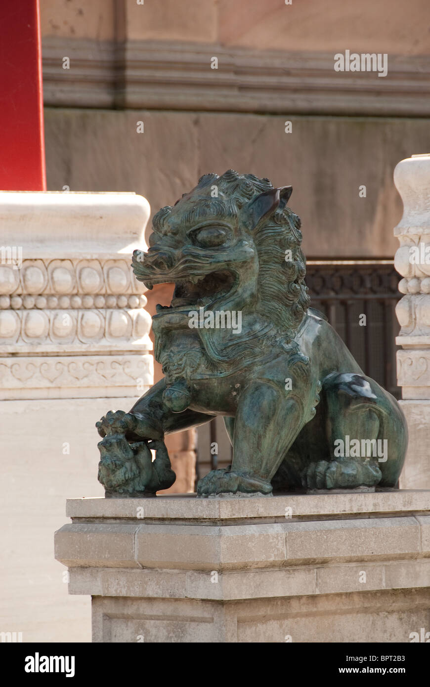 Statue of Lion in Liverpools Chinatown Stock Photo - Alamy