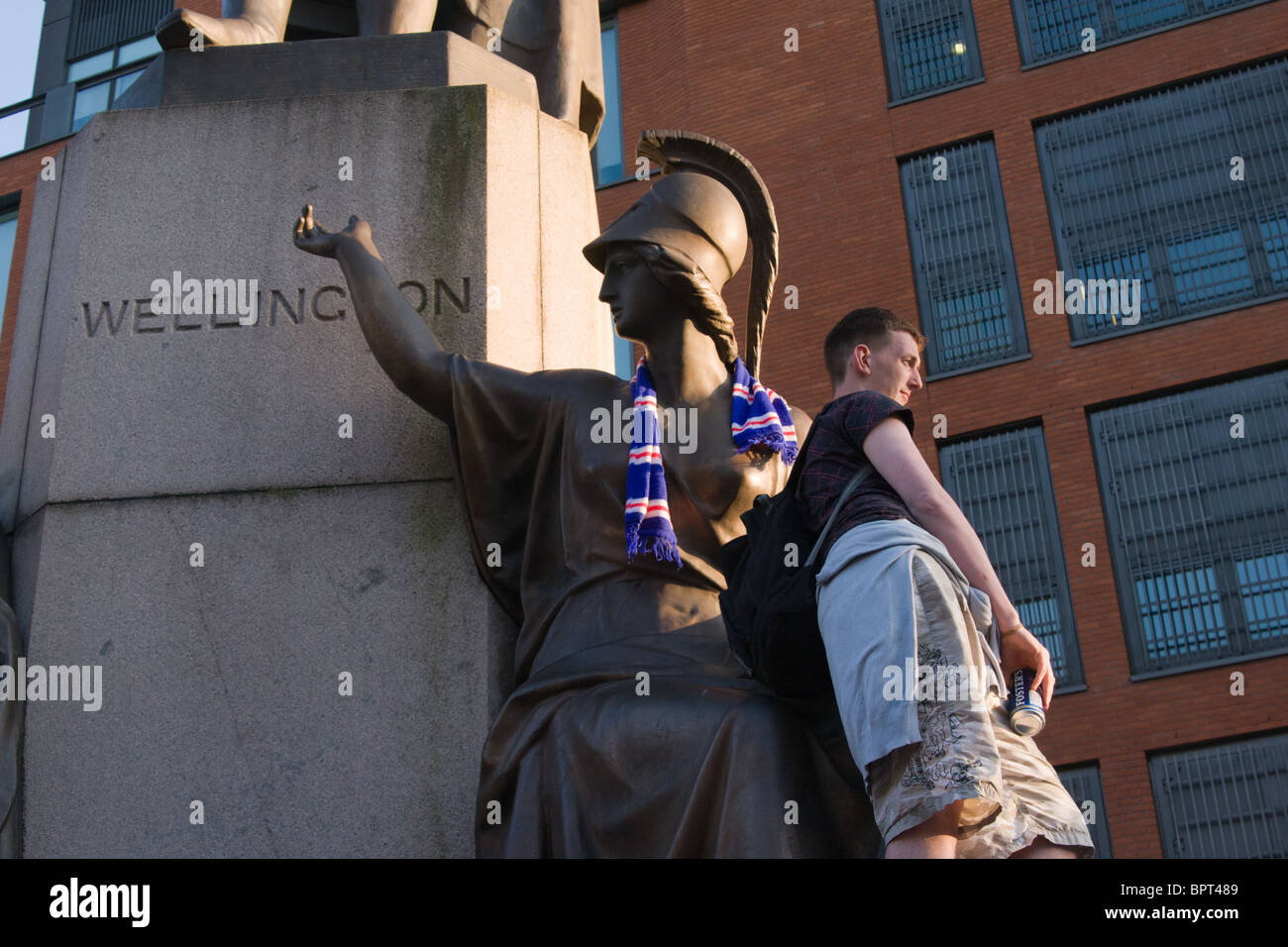 Manchester statue hi-res stock photography and images - Alamy