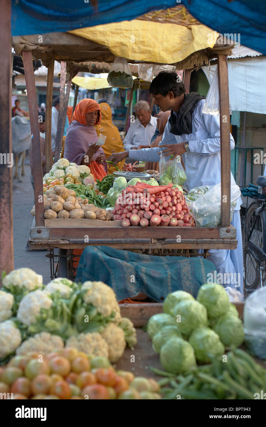 Shopping at the street markets in Banderaj Stock Photo - Alamy
