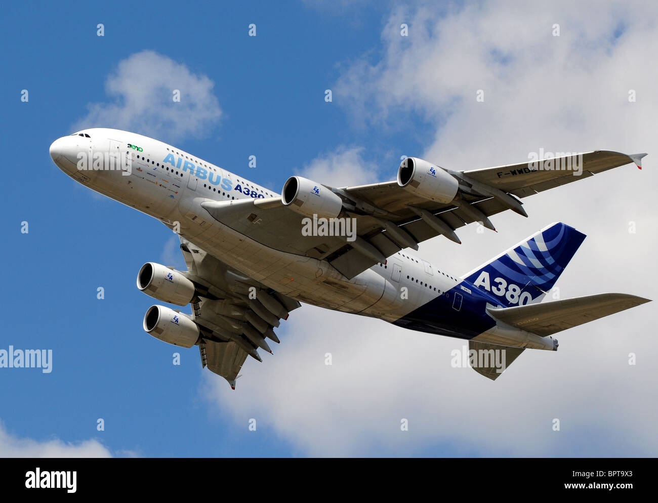 Airbus a380 flying hi-res stock photography and images - Alamy