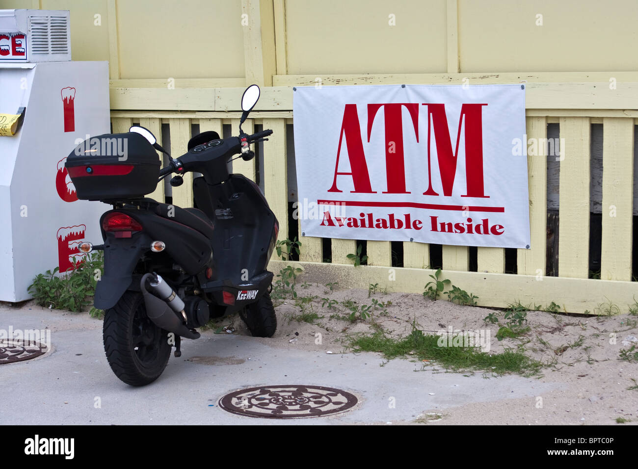 Atm signs hi-res stock photography and images - Alamy