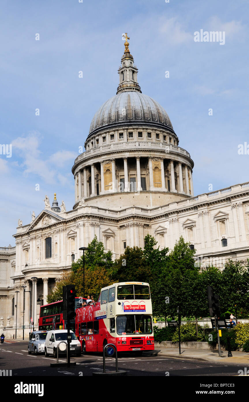 Tourist sightseeing bus outside St Paul's Cathedral, London, England, UK Stock Photo - Alamy