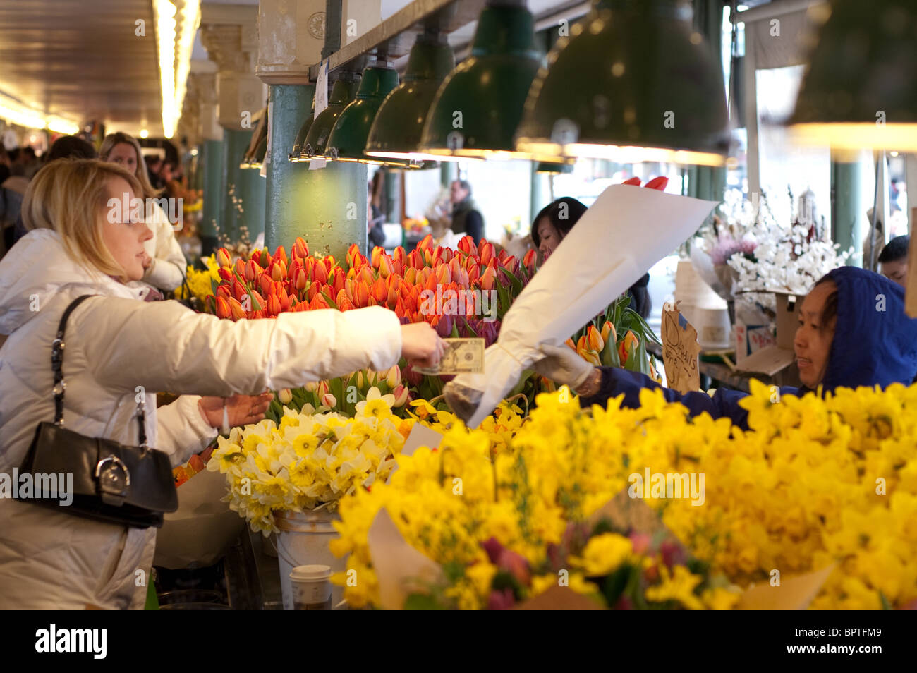 Seattle pike place market flowers hi-res stock photography and images ...