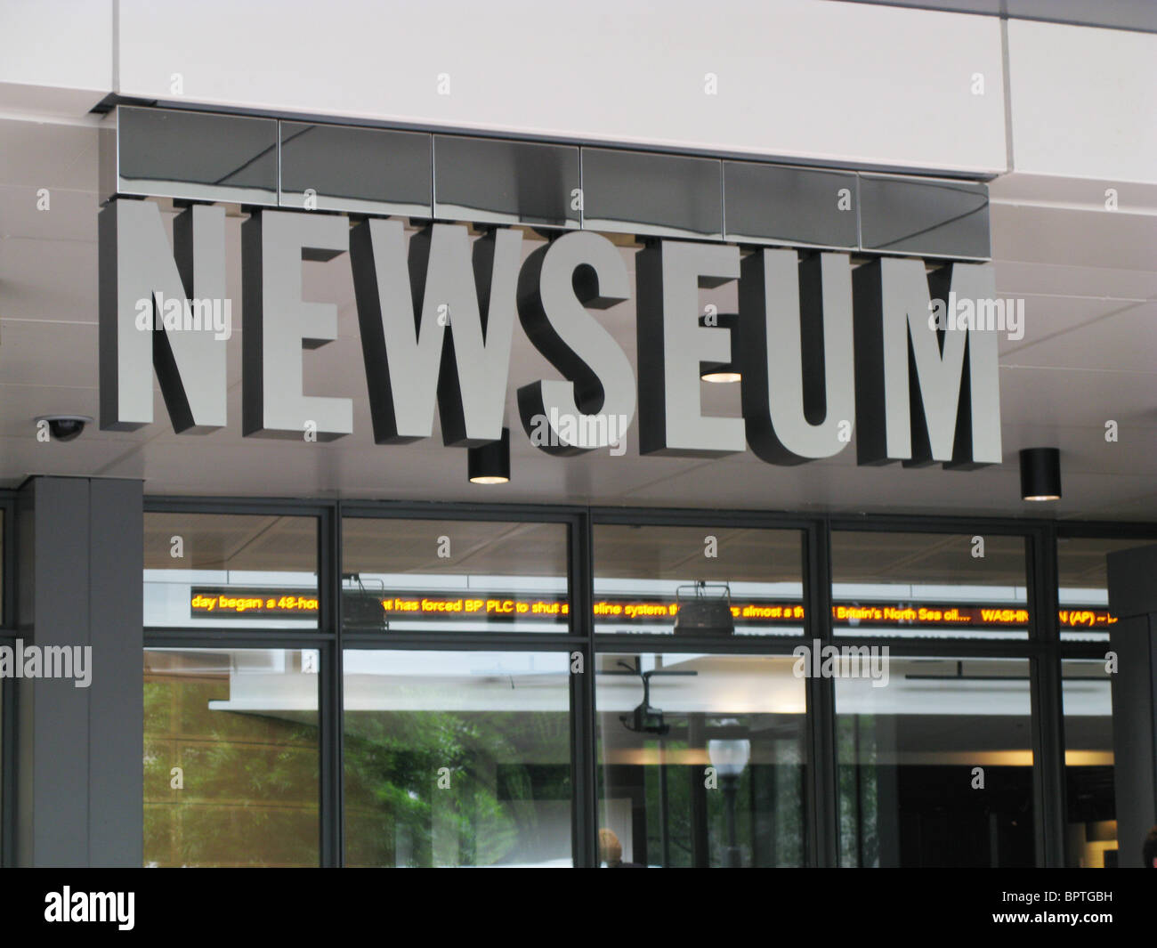 Entrance to the Newseum Washington DC Stock Photo - Alamy
