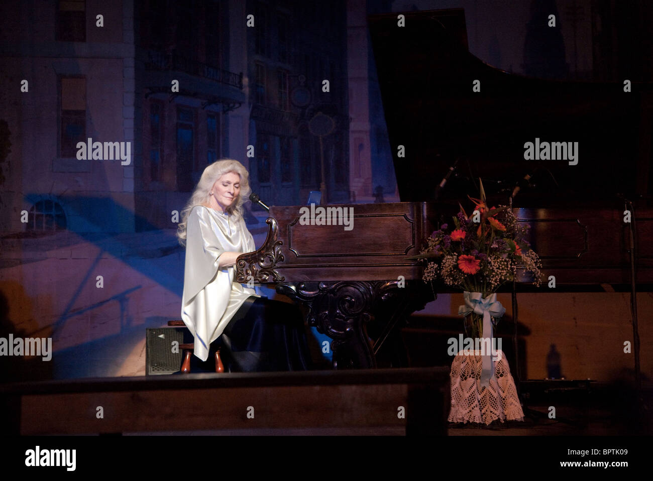 Female singer 1960s hi-res stock photography and images - Alamy